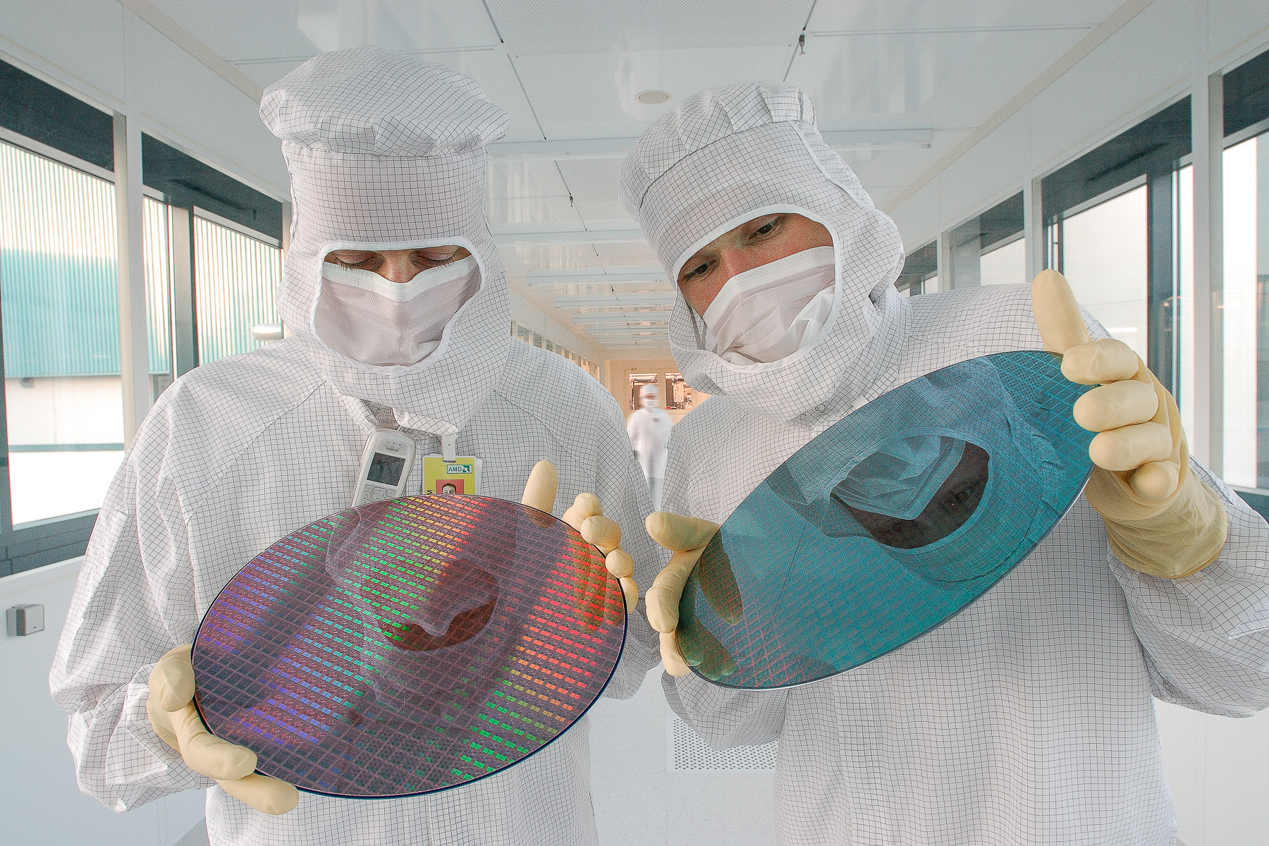 Le chef d'équipe d'AMD (à gauche) et le technicien de Wafer Fab (à ...