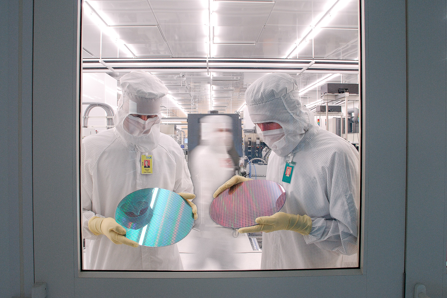 À l'intérieur de la salle blanche: Le chef d'équipe d'AMD (à gauche) et ...